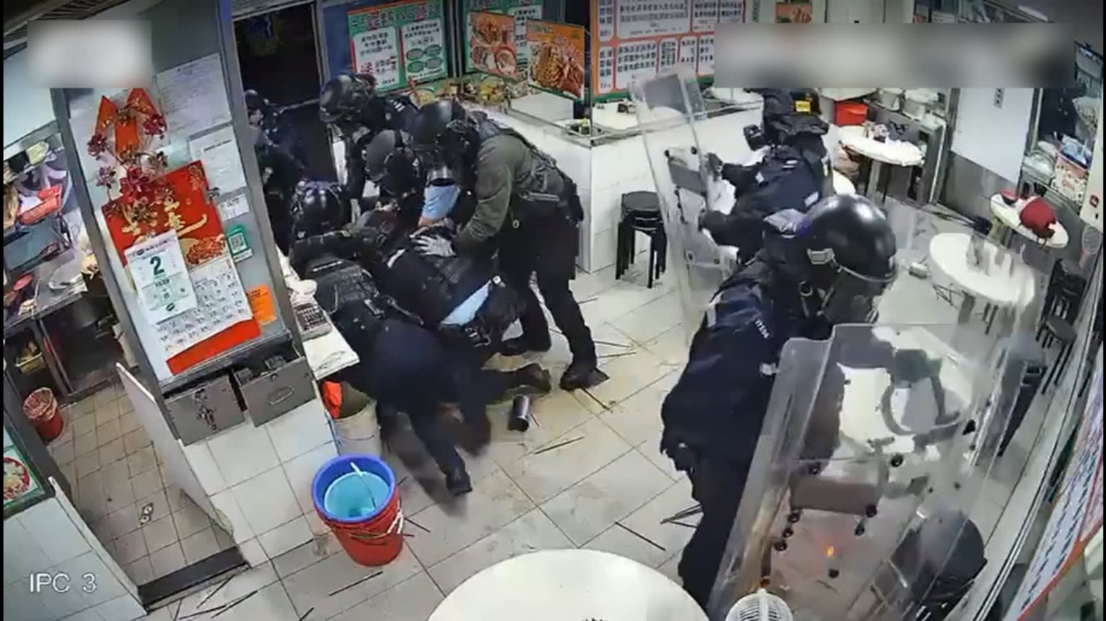 疑手机没电无法付款而失控 女子大闹香港餐厅持刀劈警盾 - 8world