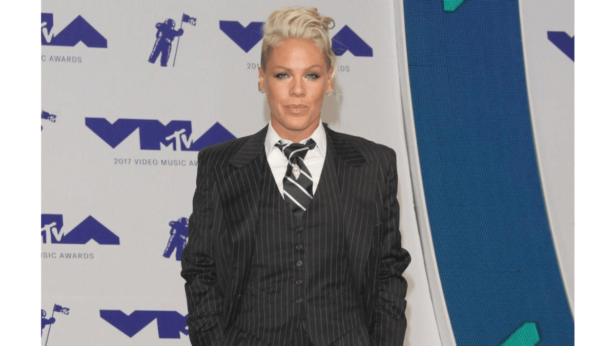 Pink previews AMAs performance - 8days