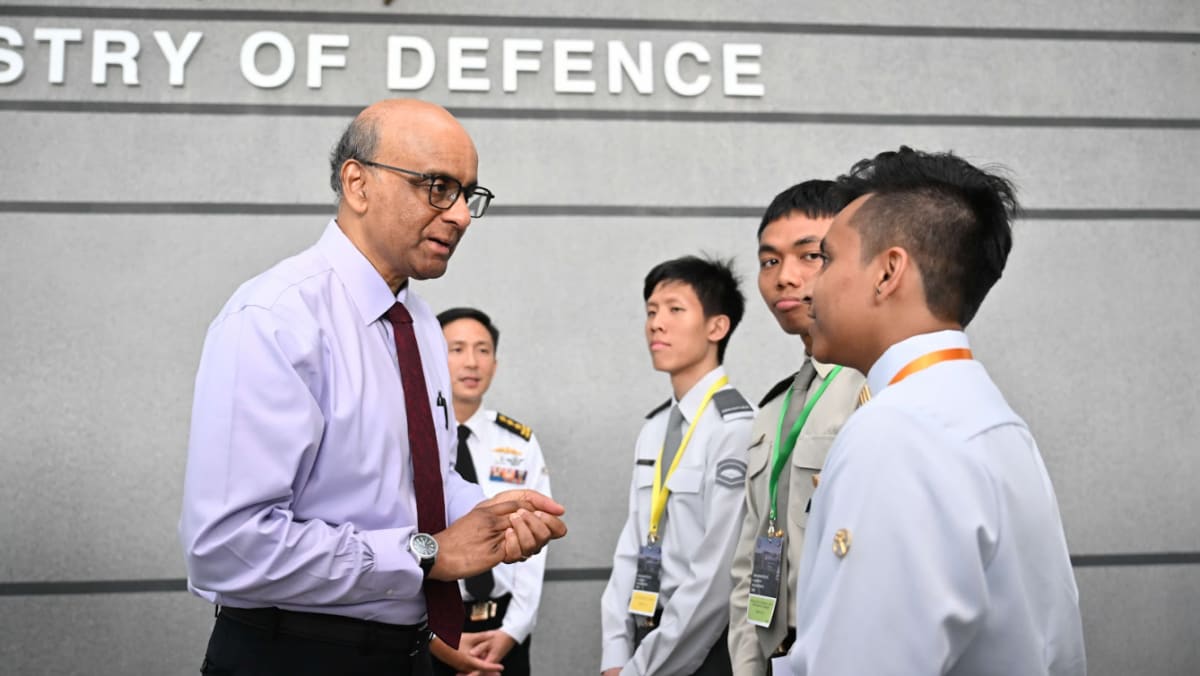 சிங்கப்பூரின் பாதுகாப்புக்குப் பங்காற்றிய SAF, MINDEF அதிகாரிகளுக்கு ...