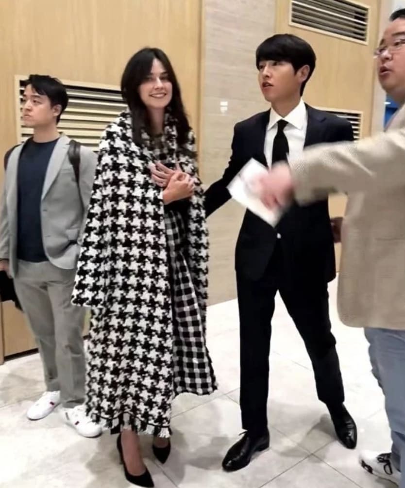 Song Joong Ki & Wife Katy Louise Saunders Are Picture Perfect At His Younger Sister’s Wedding ...