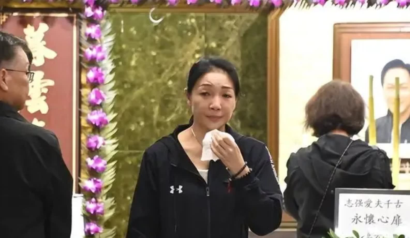 “最帅展昭”甄志强设灵，圈中好友江美仪、吕颂贤、任达华等送花牌悼念 - vibes by 8world