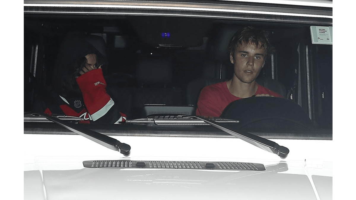 Justin Bieber and Selena Gomez in Jamaica for dad's wedding - 8days