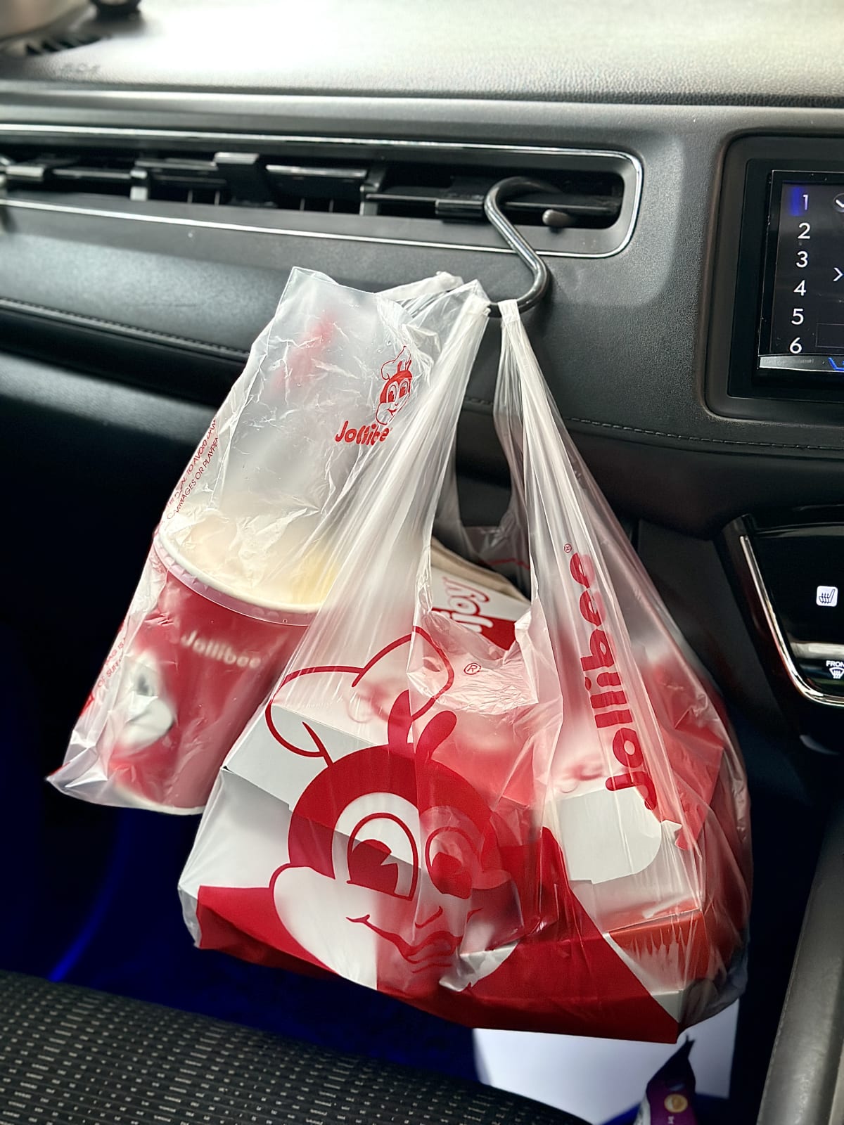 First Look: Jollibee Opens Fast Food Drive-Thru In S’pore - 8days