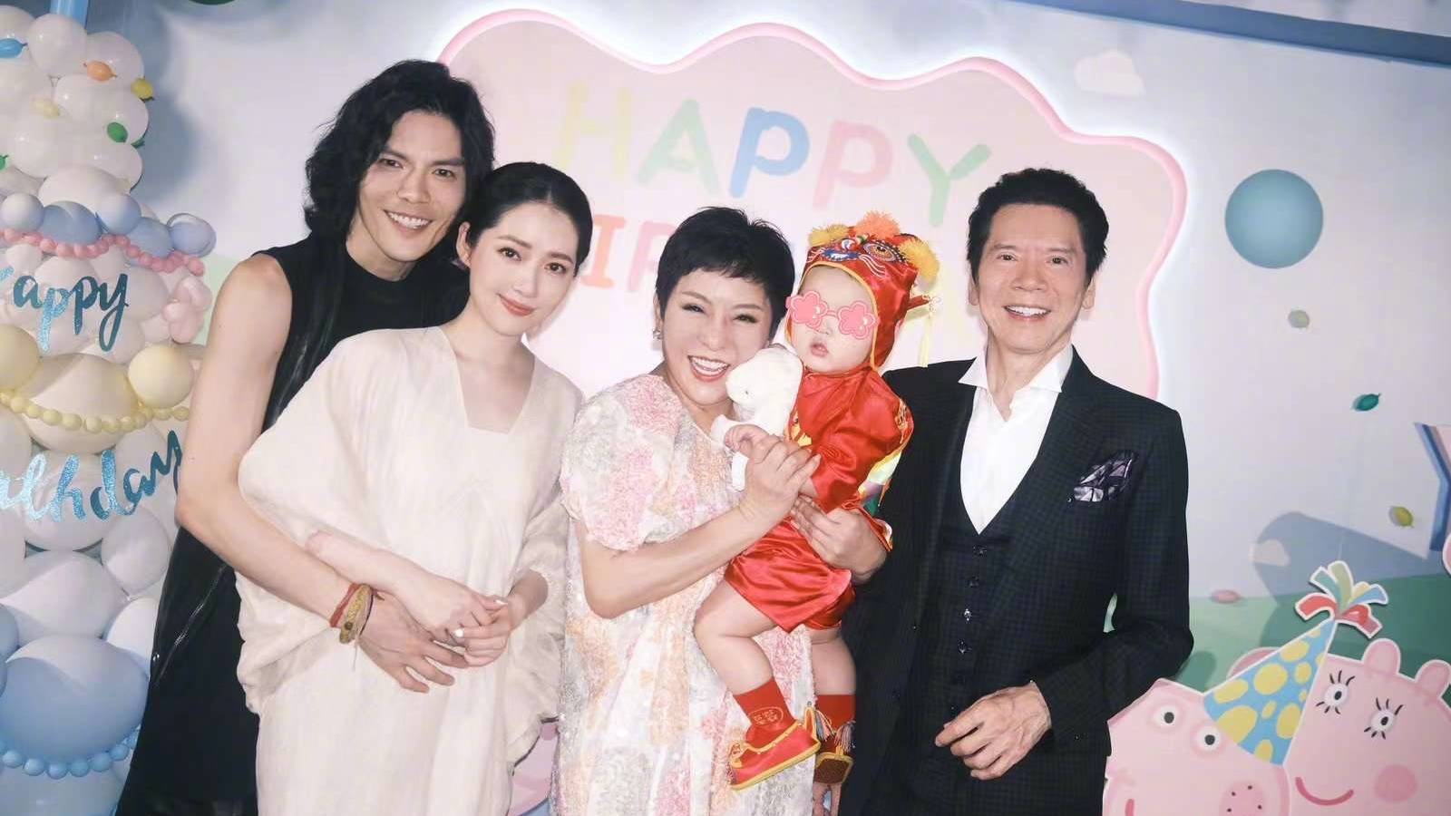 Film Producer Tiffany Chen Bought A Wedding Dress For Her Helper When ...