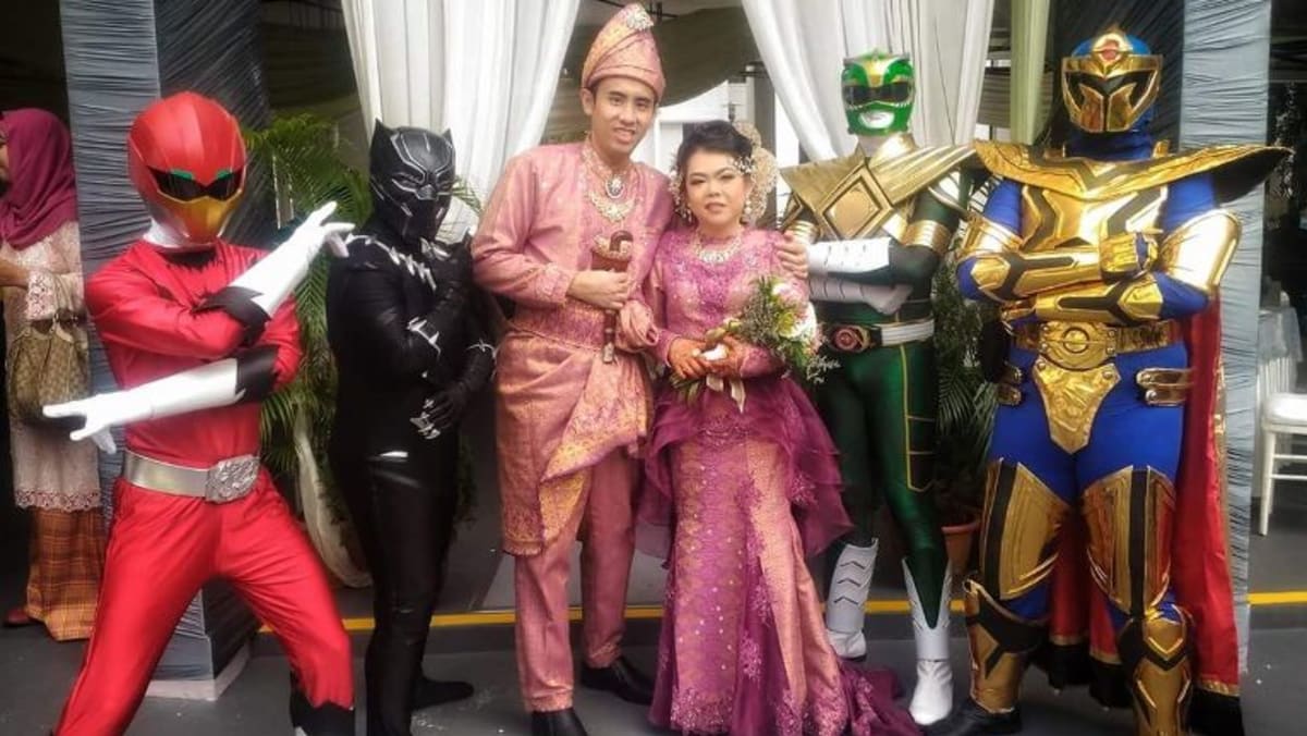 ‘Superheroes’ buka silat, jadi pengapit perkahwinan pasangan Melayu ini ...