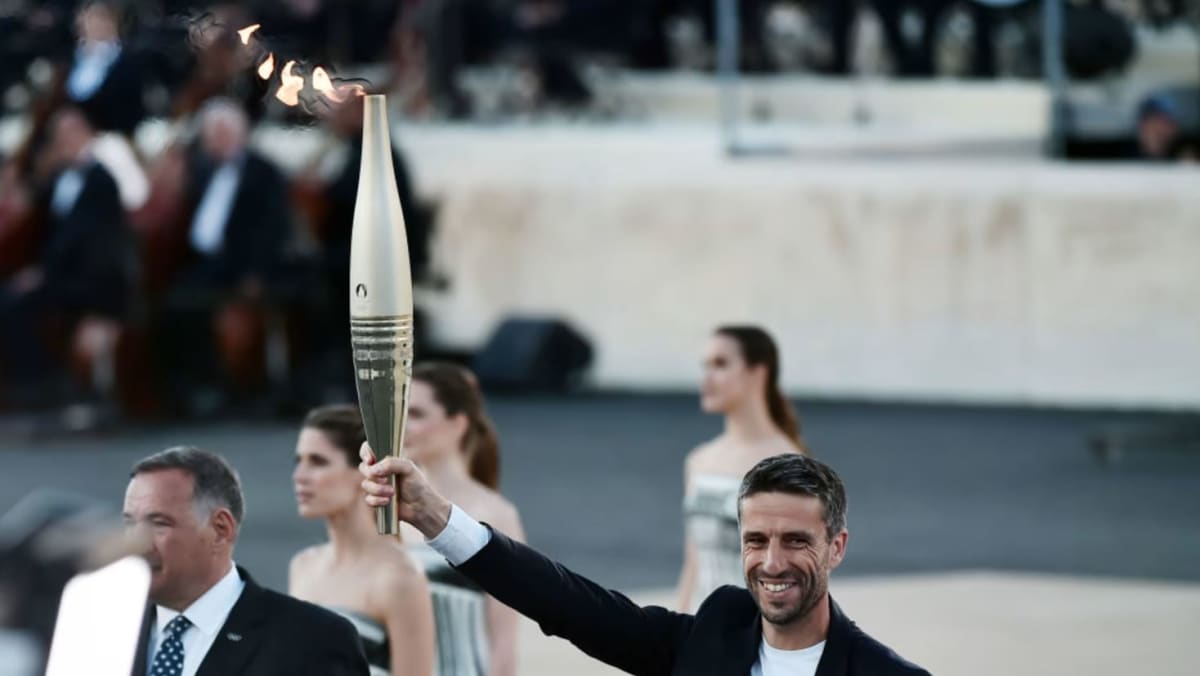 Athens serah obor Olimpik kepada penganjur Paris 2024 - BERITA Mediacorp