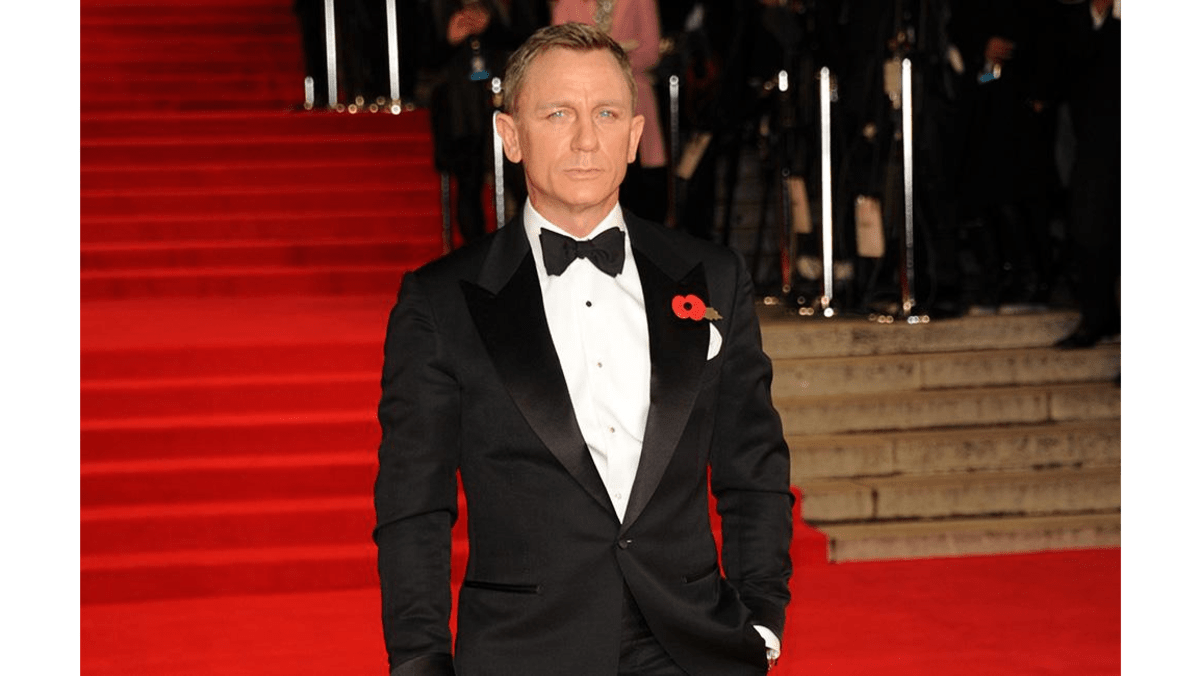 Daniel Craig says being a waiter requires 'persona' - 8days