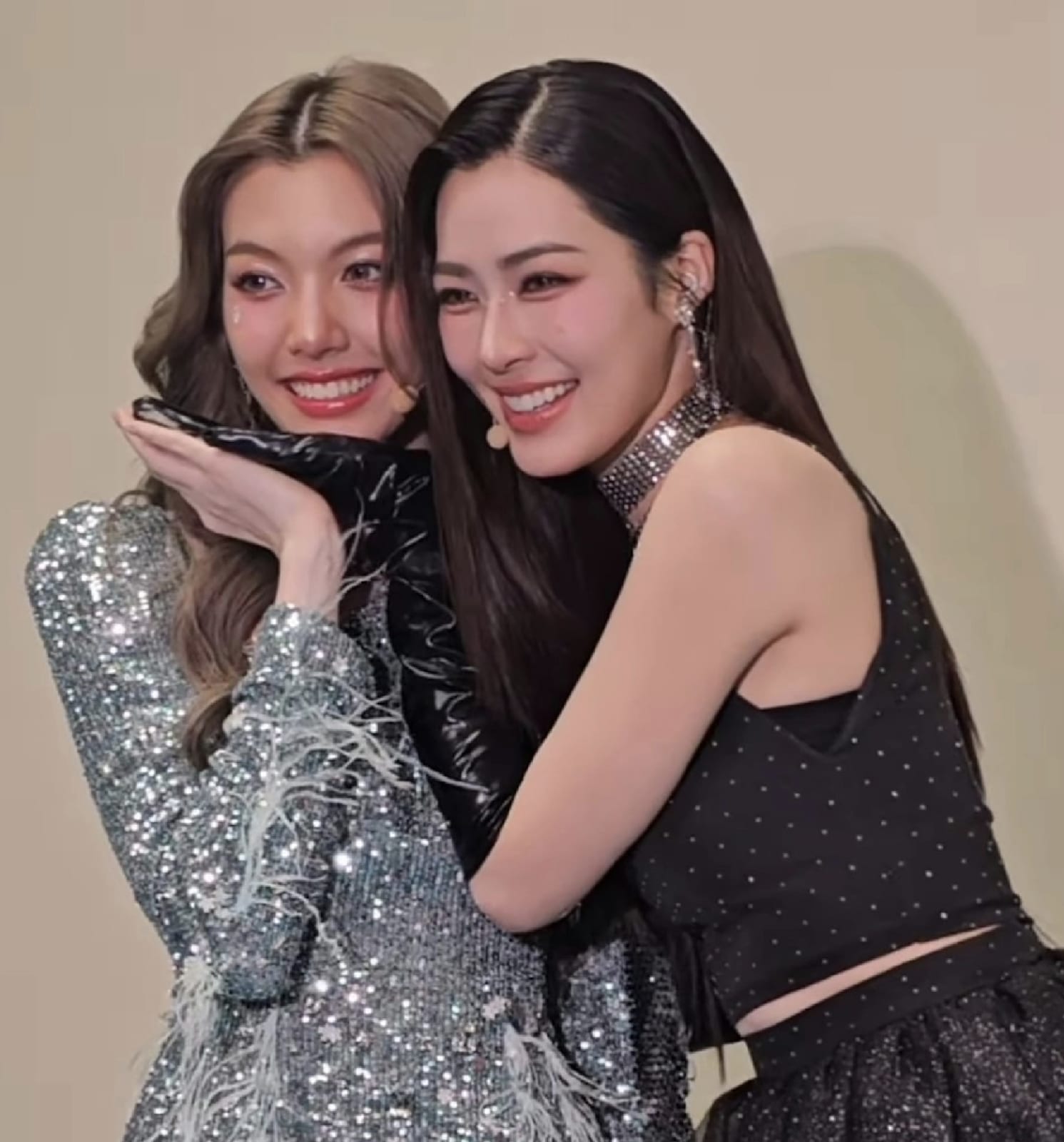 Thai-Chinese Star Lingling Kwong Receives At Least S$367K In Cash From Fans At Recent Fan Meet ...