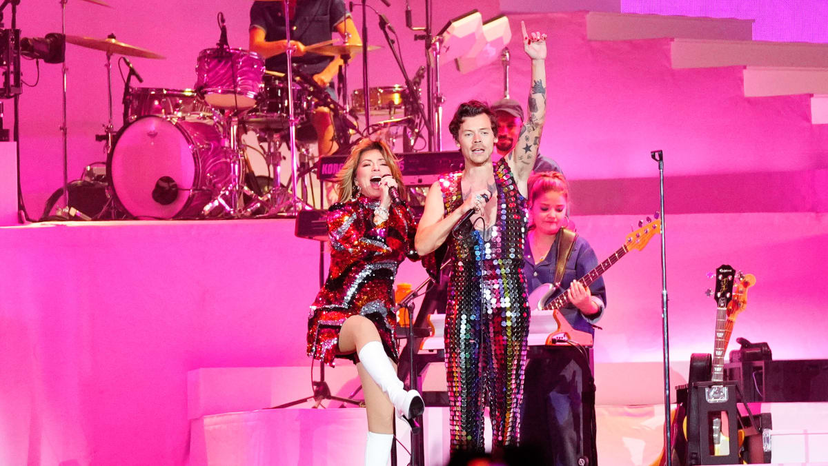 Shania Twain Reveals What "Huggable" Harry Styles Smells Like - CNA ...