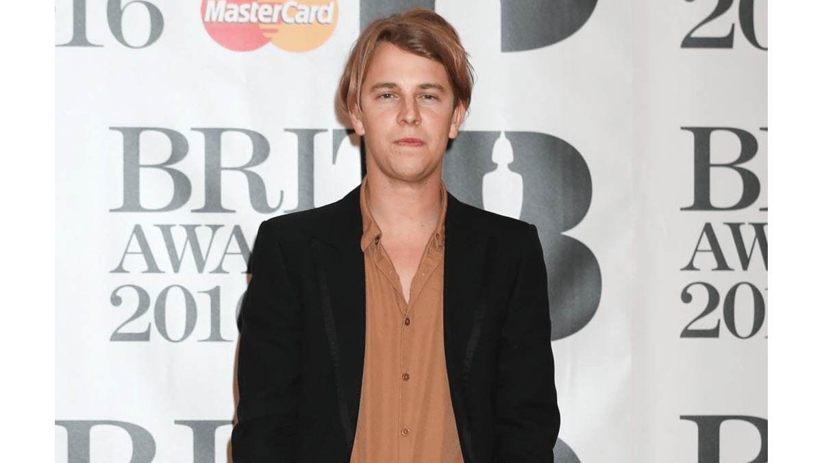 Tom Odell ditched family BBQ to step in for Paloma Faith - 8days