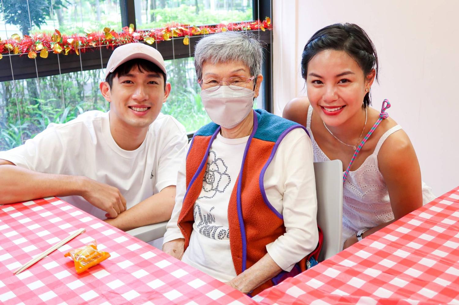 Elvin Ng, Tyler Ten & Other Mediacorp Stars Sing Karaoke & Toss Yusheng ...