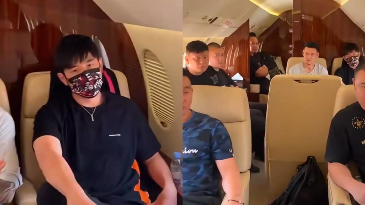 Jay Chou Sitting Next To Intimidating Bodyguards On Private Jet Has ...