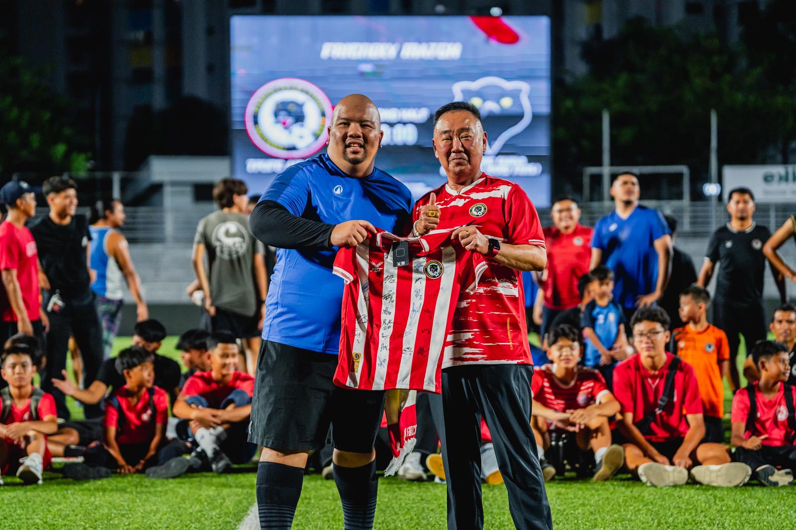 足球凝聚人心！丹戎巴葛联队300人欢聚裕廊东体育场 - 8world