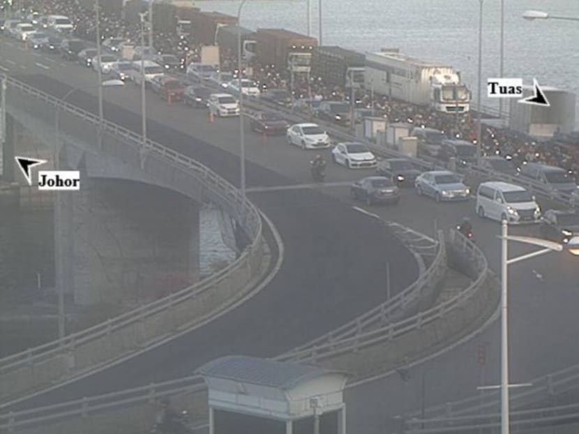 1 dead, 16 injured in bus accident near Tuas Checkpoint - TODAY