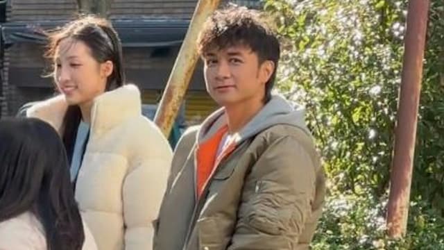 52岁的古巨基，面带微笑直视粉丝镜头！ - vibes by 8world