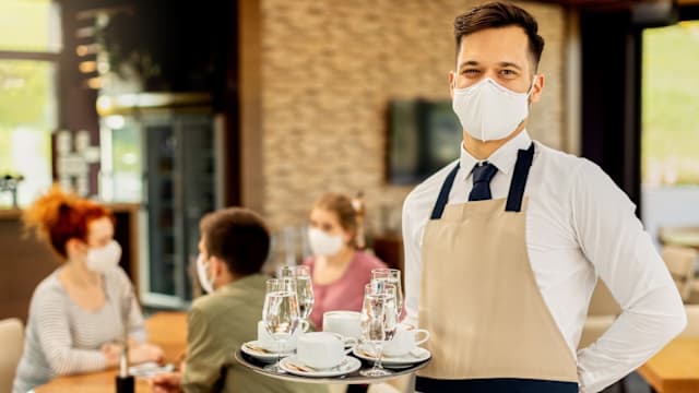 看着侍应生在你面前收拾桌子，不要出手帮忙！告诉你为什么…… - vibes by 8world