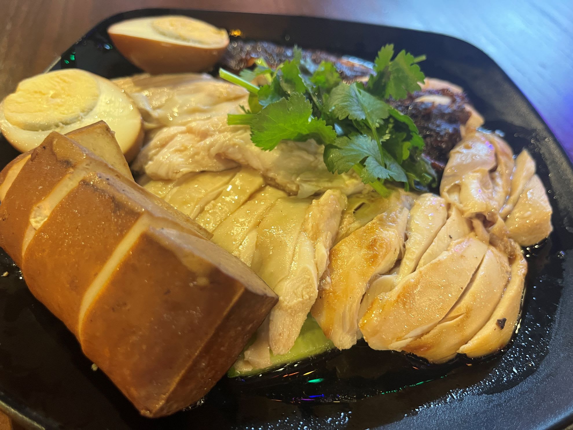 宏荣、网红Simonboy和32岁咖啡店老板合开“Singa Bola鸡饭” 首创内有乾坤的炸饭团！ - vibes by 8world