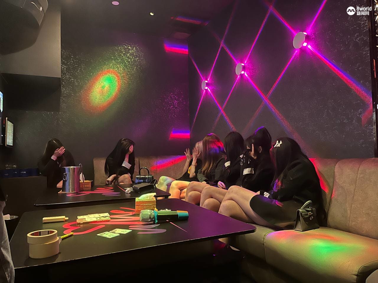 KTV陪酒女还脱衣？ 十名女郎被逮捕 - 8world