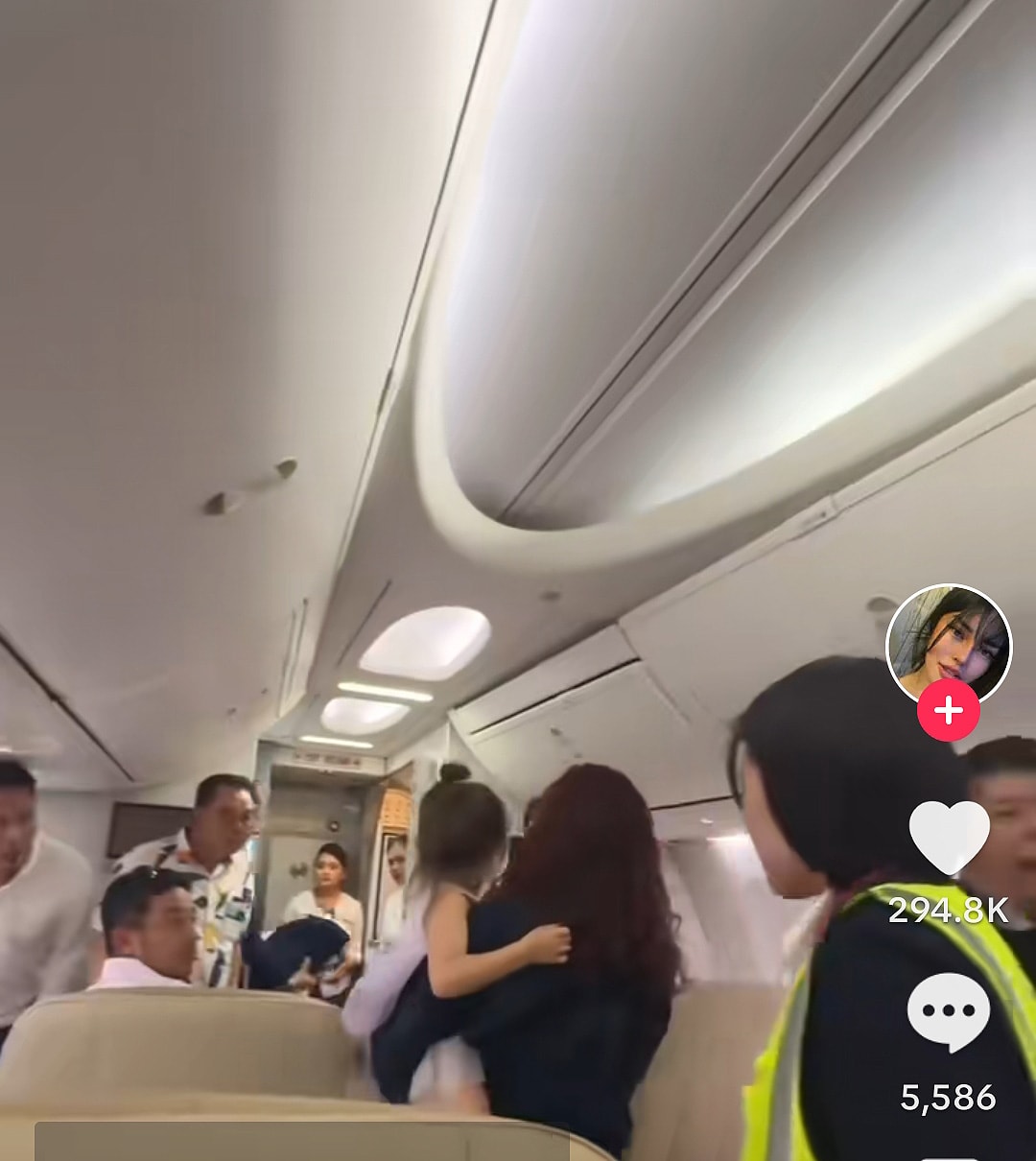 Woman Who Argued With Cabin Crew In Viral Vid Speculated To Be S’porean ...