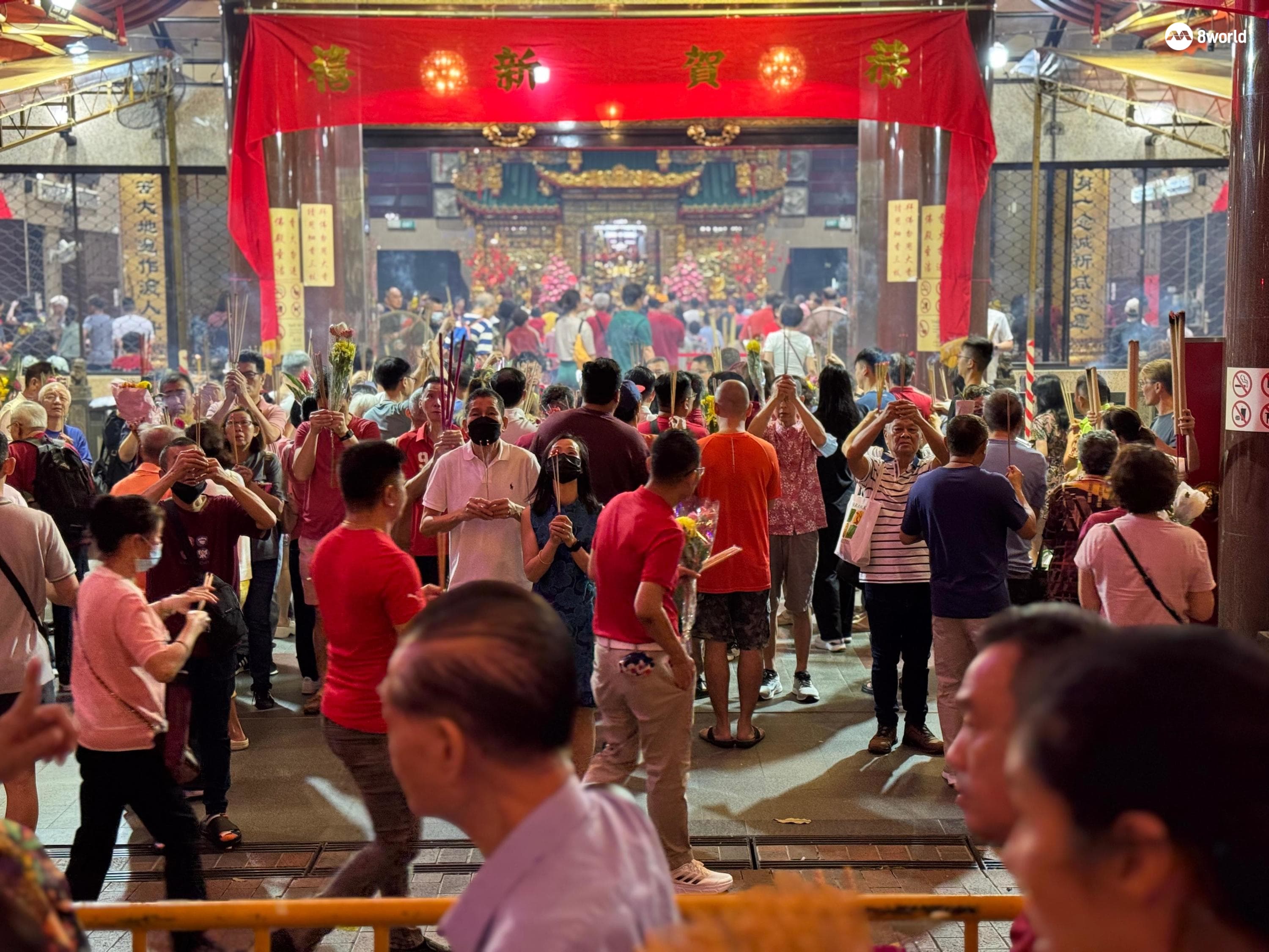 【直播】四马路观音堂蛇年首日 约2000香客清晨排蛇形人龙 - 8world