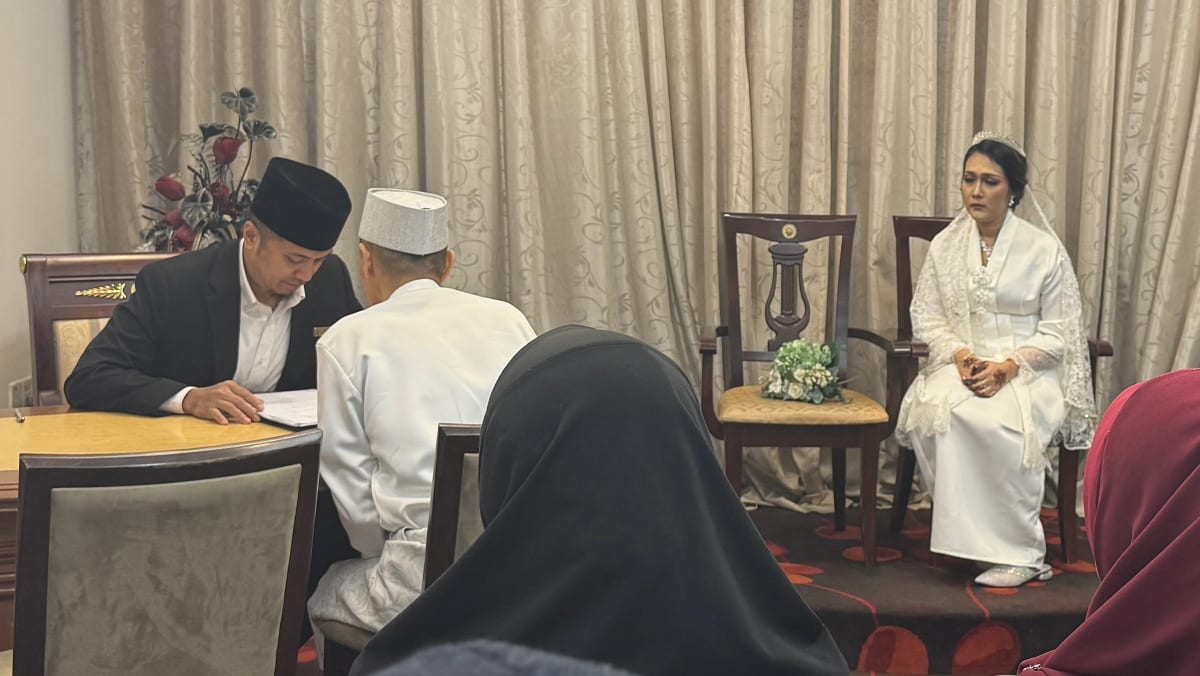 Pasangan ini abadikan detik manis nikah di ROMM sebelum ia dibangunkan ...
