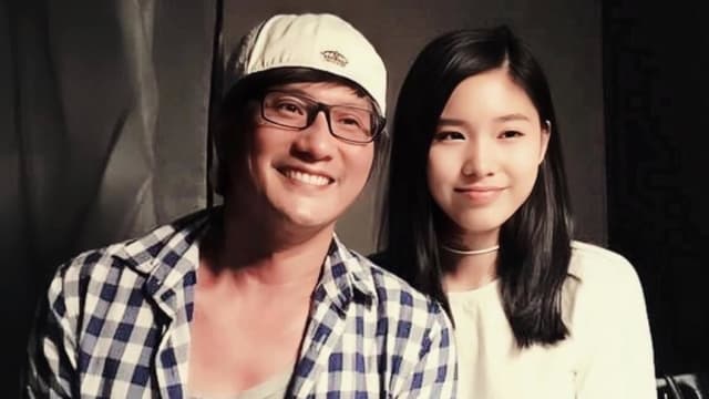 包小柏利用AI科技，“复活”22岁爱女！ - vibes by 8world