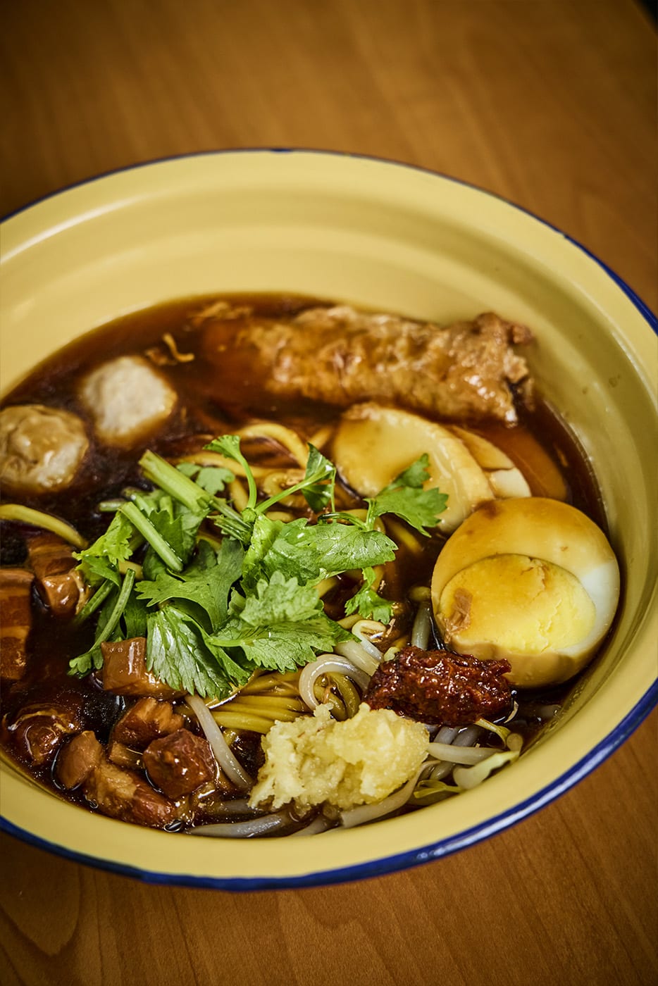 Sim Lim Eatery Sells Laksa Cooked With Earthworms, Boss Claims It ...