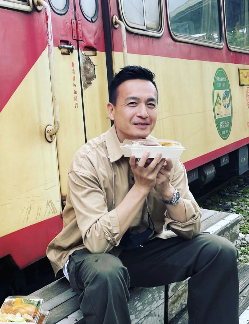 Taiwanese Host Xiao Zhong Says His Right Arm Is Bigger Than His Left ...