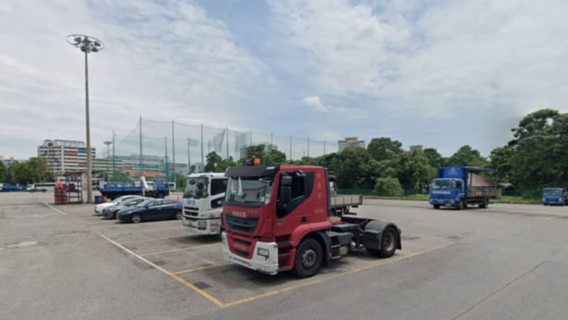 Pemandu trailer mengaku bersalah pancitkan tayar bas; naik berang selepas tempat letak ...