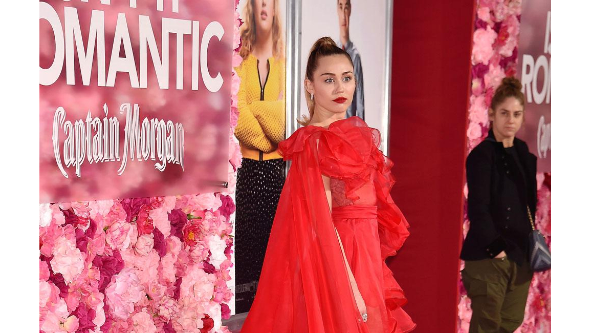 Miley Cyrus rebuilding Malibu mansion destroyed by wildfires - 8days