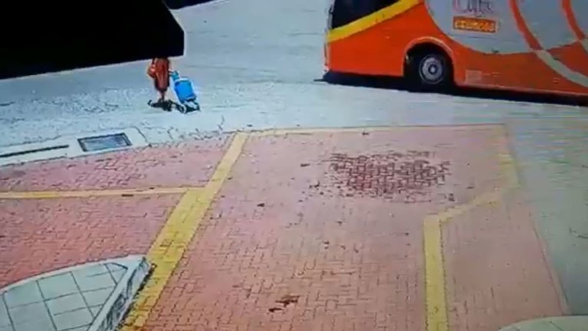 Warga emas maut dalam kemalangan bas ekspres di Terminal Larkin, JB ...