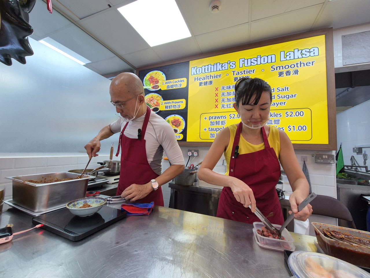 瘦身教练携手医生太太创业，开档卖肥美血蚶、鲜虾Laksa！ - vibes by 8world