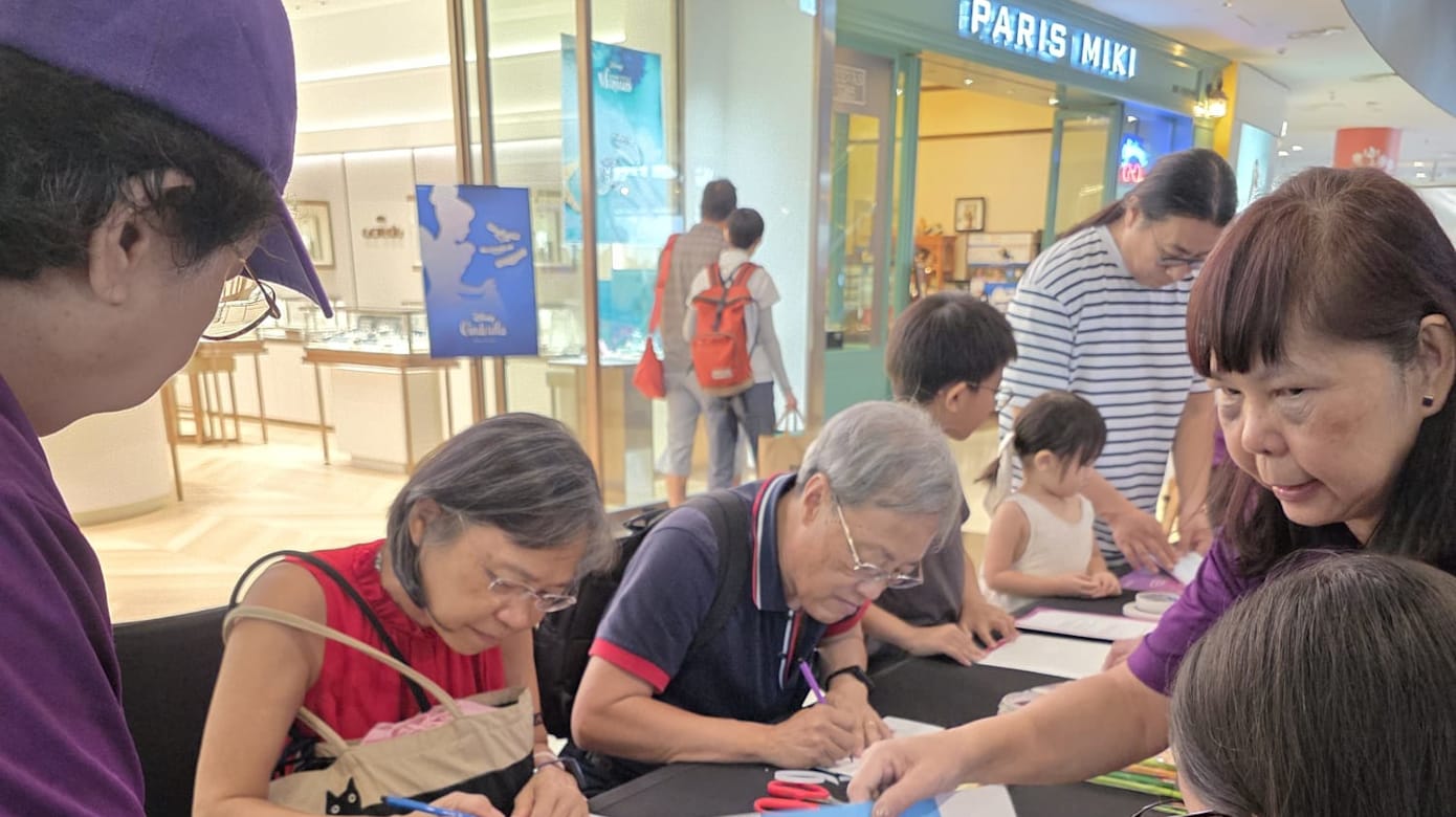 妆艺走入社区 逾百名年长者制纸钱包分享回忆 - 8world
