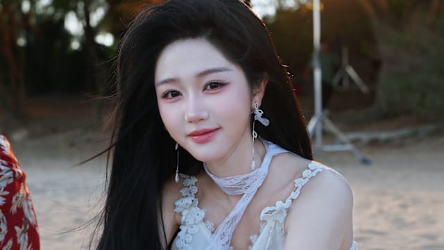 短剧女神遭爆“带粉丝闯素人婚房”！没包红包还变见面会 - vibes by 8world