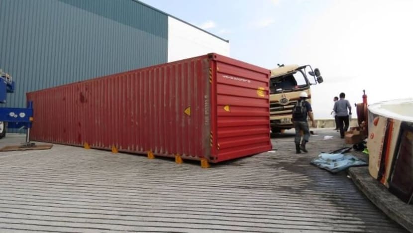 Kematian 2 pemandu lori kontena: 2 syarikat didenda - BERITA Mediacorp
