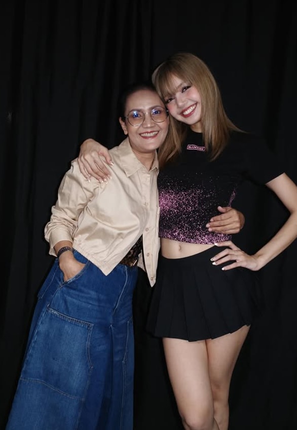 Blackpink Lisa’s Mum Gets Recognised By Fans Too; Praised For Her Kind ...
