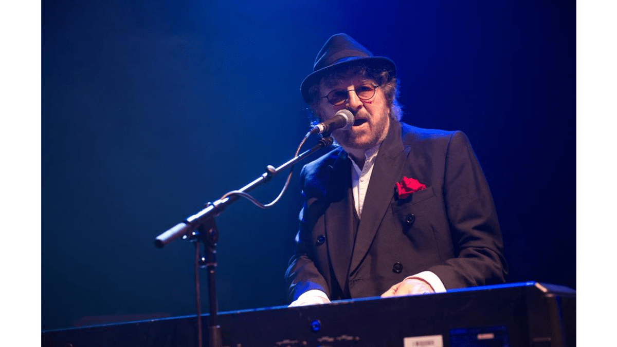 Chas and Dave singer Chas Hodges vows to beat cancer - 8days