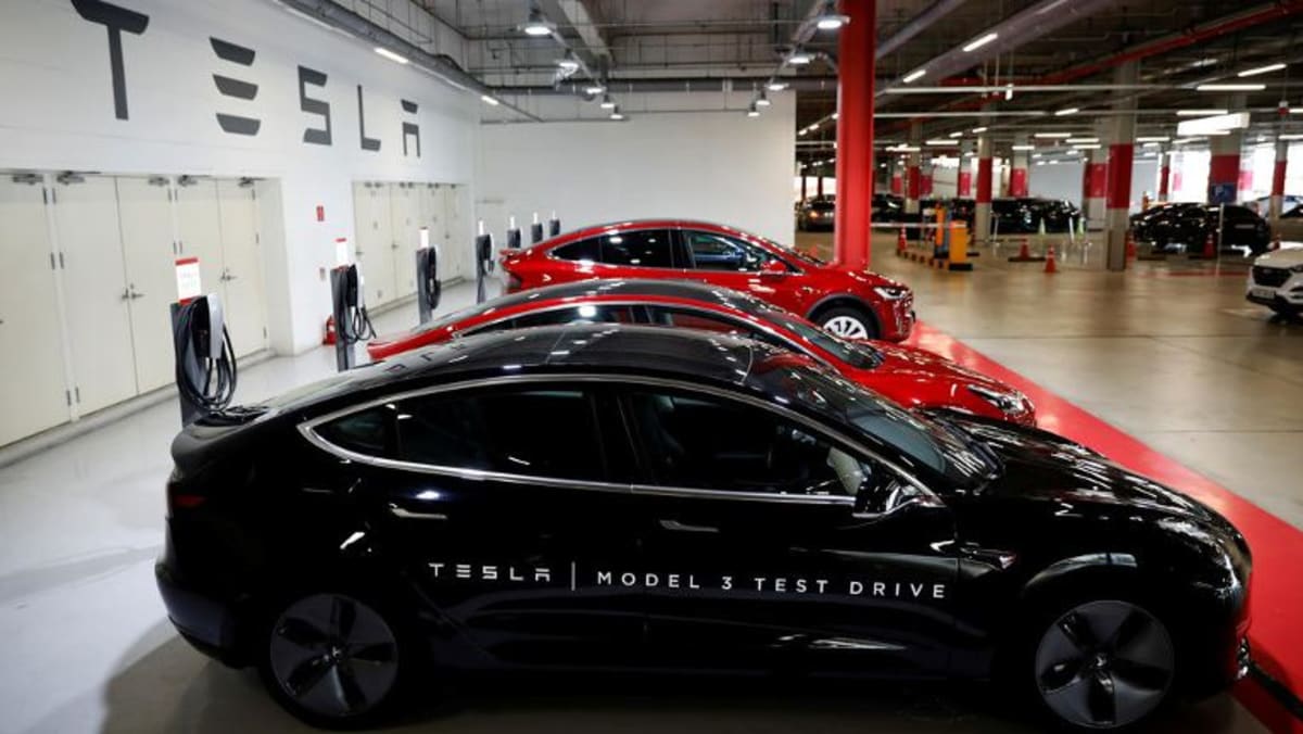 Tesla ambil pekerja penyenggaraan di S'pura - BERITA Mediacorp