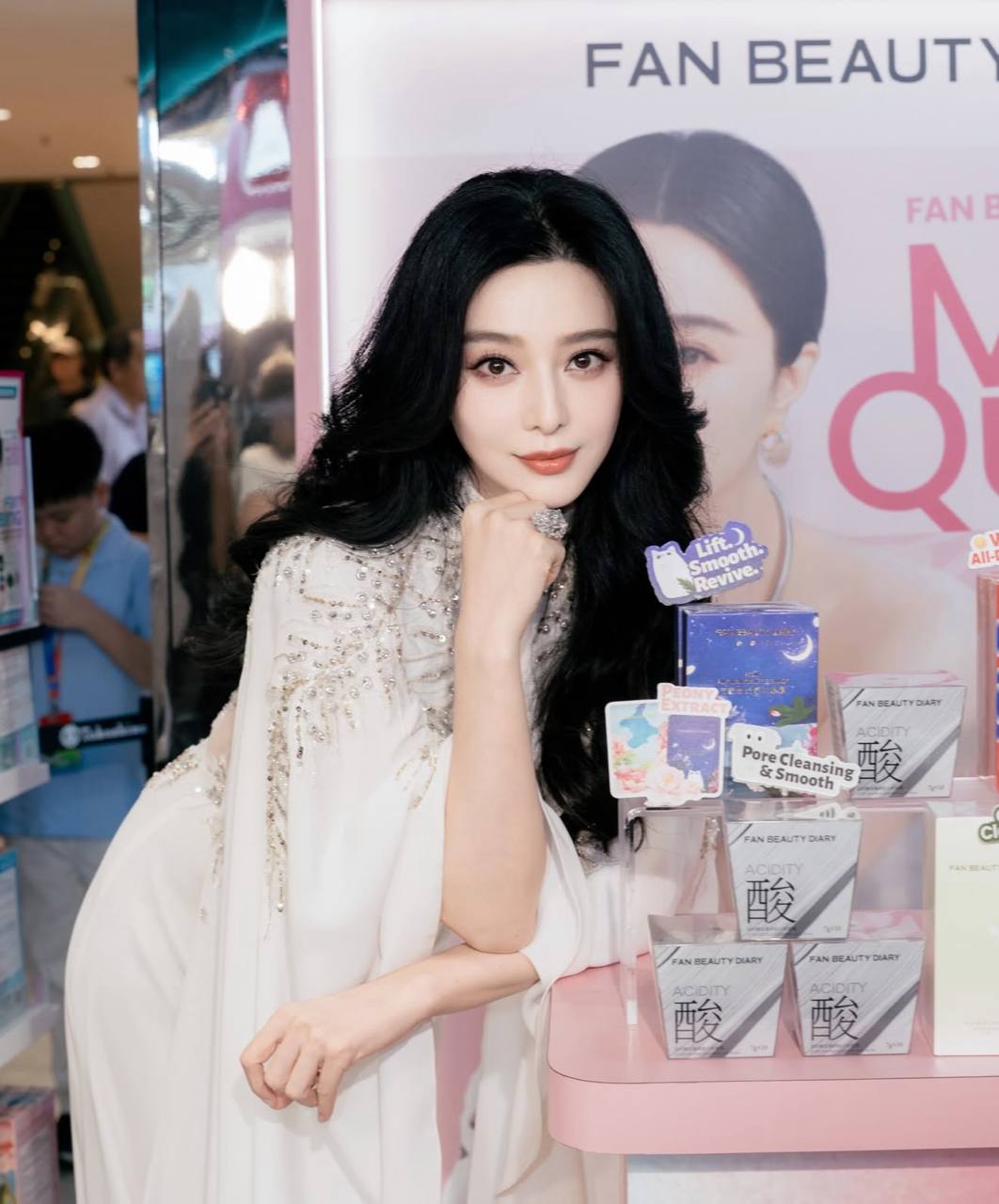 Fan Bingbing Uses At least 700 Facial Masks A Year... And She Has Never ...