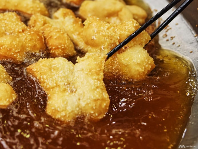 This you tiao hawker has been making these fried snacks from scratch by ...