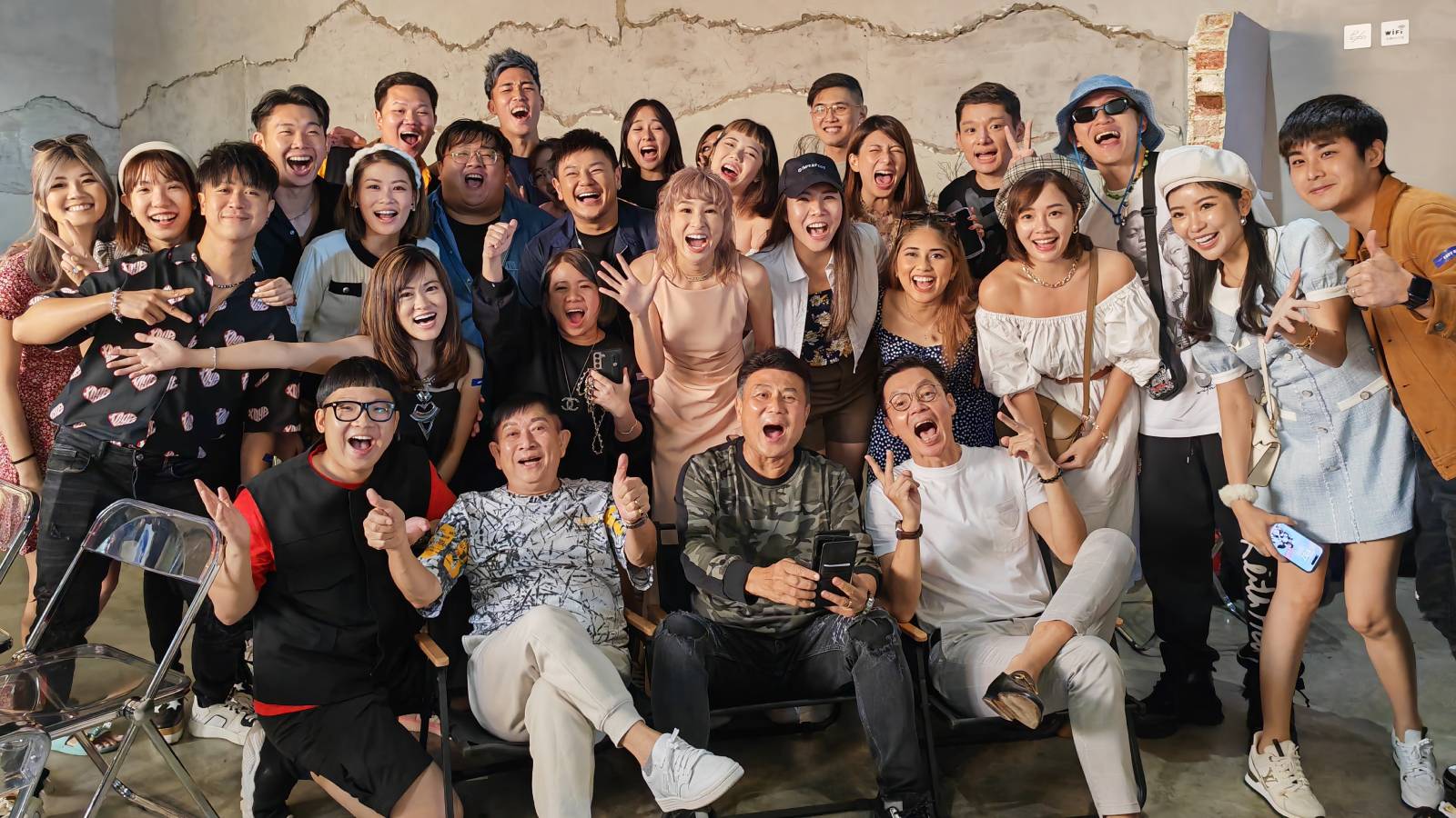 Yang Guang Ke Le Opens Café In JB; Celeb Friends Turn Up To Show Support - 8days