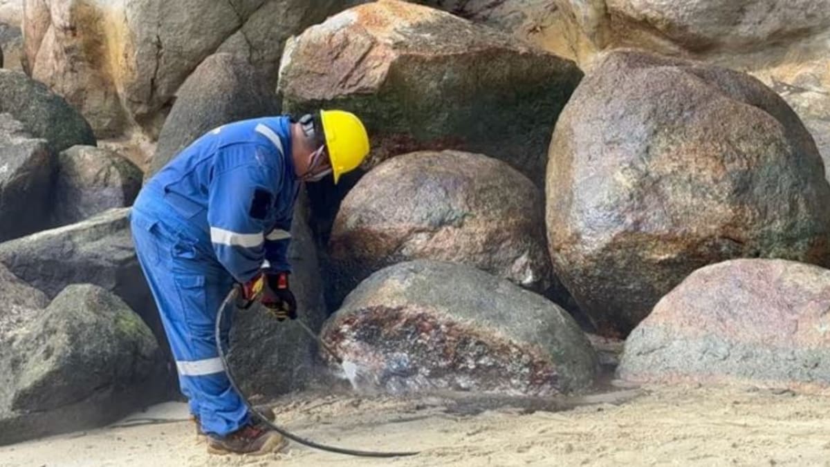 Operasi bersihkan tumpahan minyak masuk fasa kedua; guna peralatan khas ...