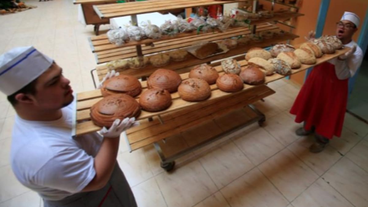 Pelajar berkeperluan khas Lubnan mahir buat roti Jerman - BERITA Mediacorp