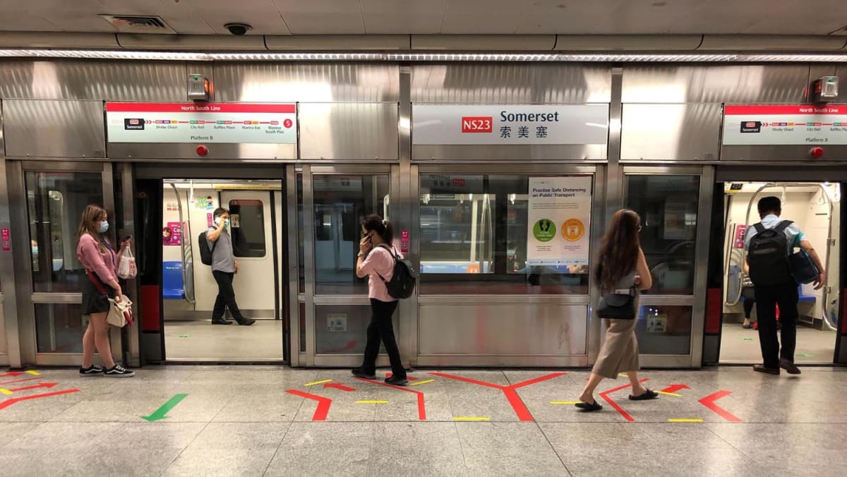 Should MRT commuters give up seats to young children? - CNA