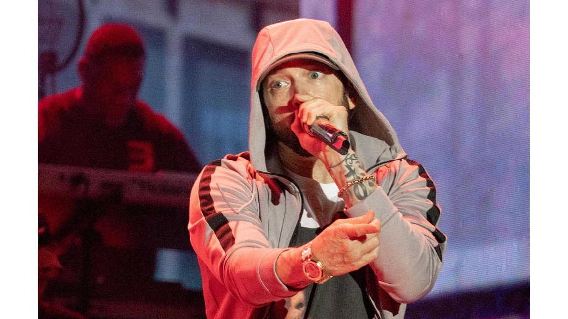 Eminem breaks chart record - 8days