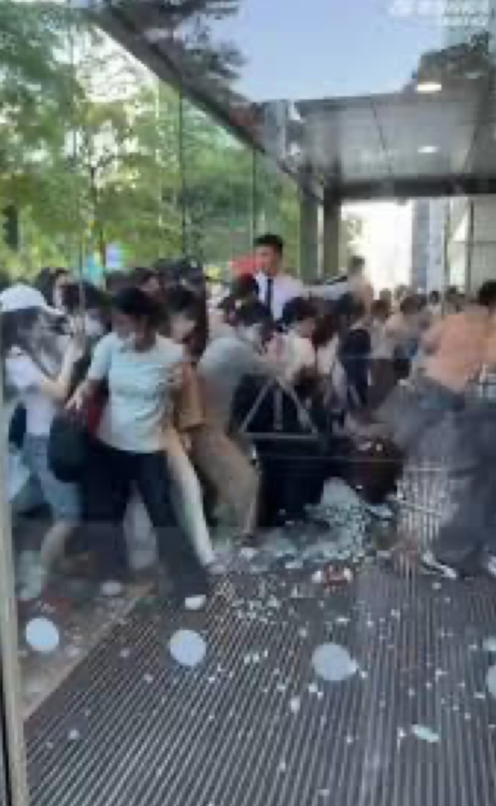 Zhang Linghe’s Studio To Compensate Fans After Mall Glass Shattering ...