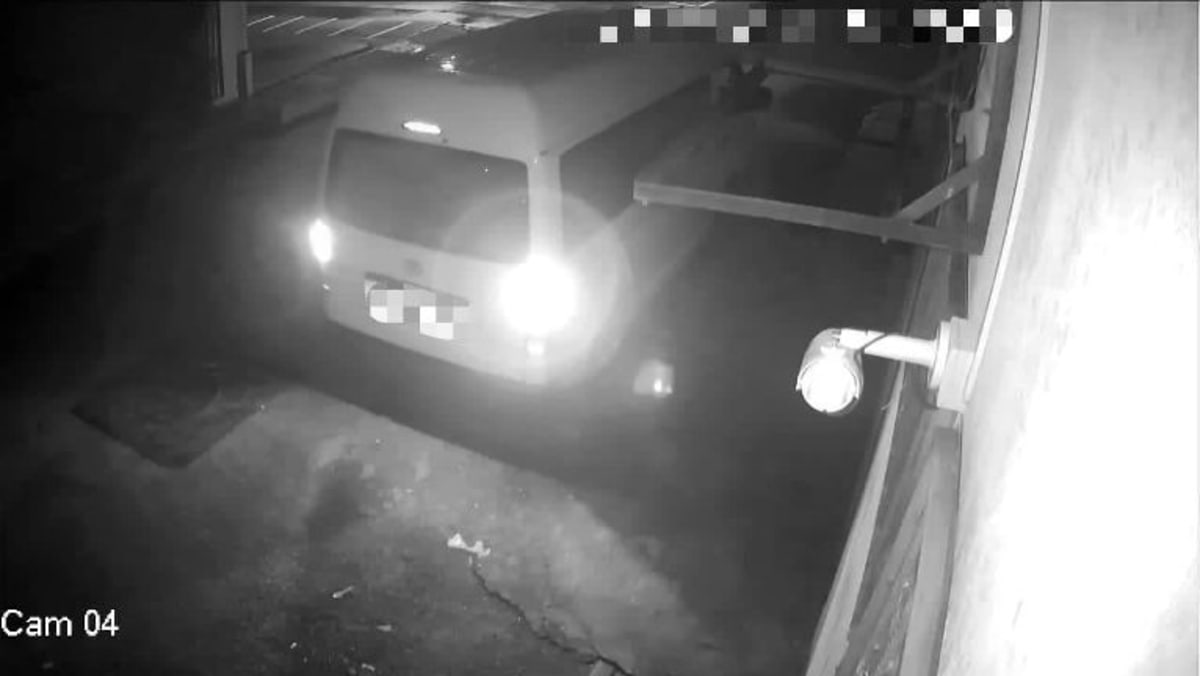 Van mayat di M'sia diguna sebagai kenderaan sampah; terakam di CCTV ...