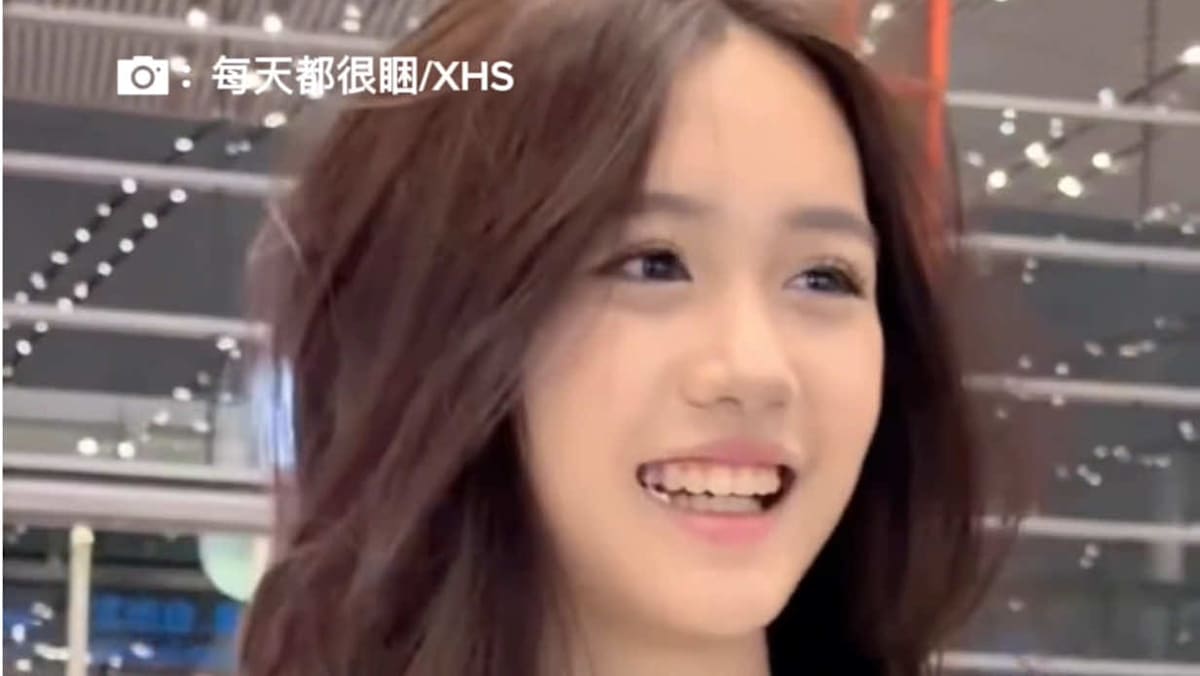 People say they totally can't tell she has a lazy eye - 8days