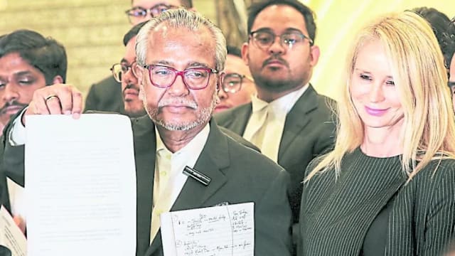 疑失控打滑撞围栏及路灯 81岁司机助查 - 8world