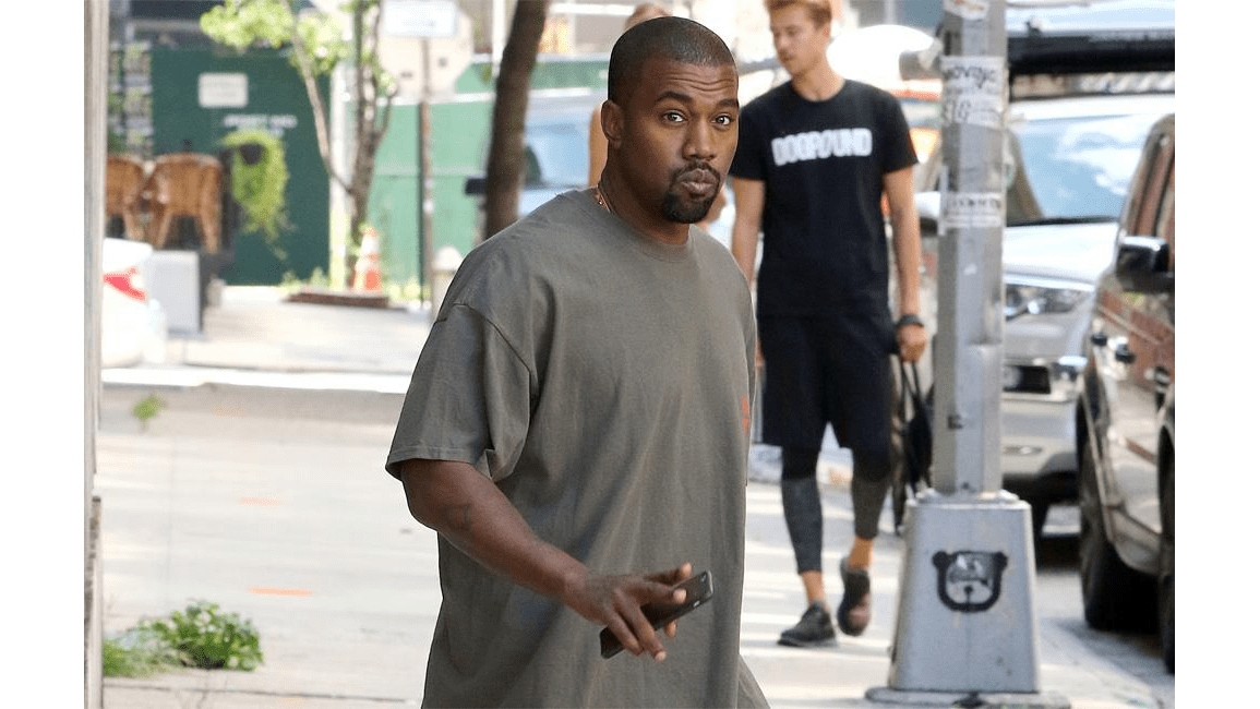 Kanye West changes his name - 8days